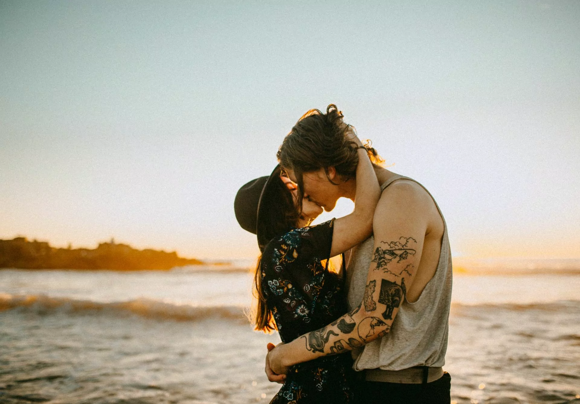 10 Lovely Ways to Use Your Hands When Kissing