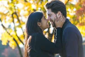 9 Lovely Ways to Use Your Hands When Kissing
