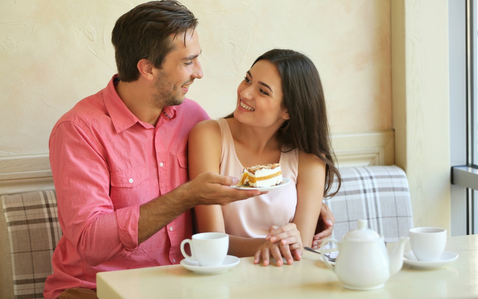 20 Obvious Signs a Guy Is Flirting with You